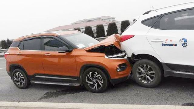 宝骏510被撞面目全非,安全气囊没作用?厂家给的解释,车主怒了