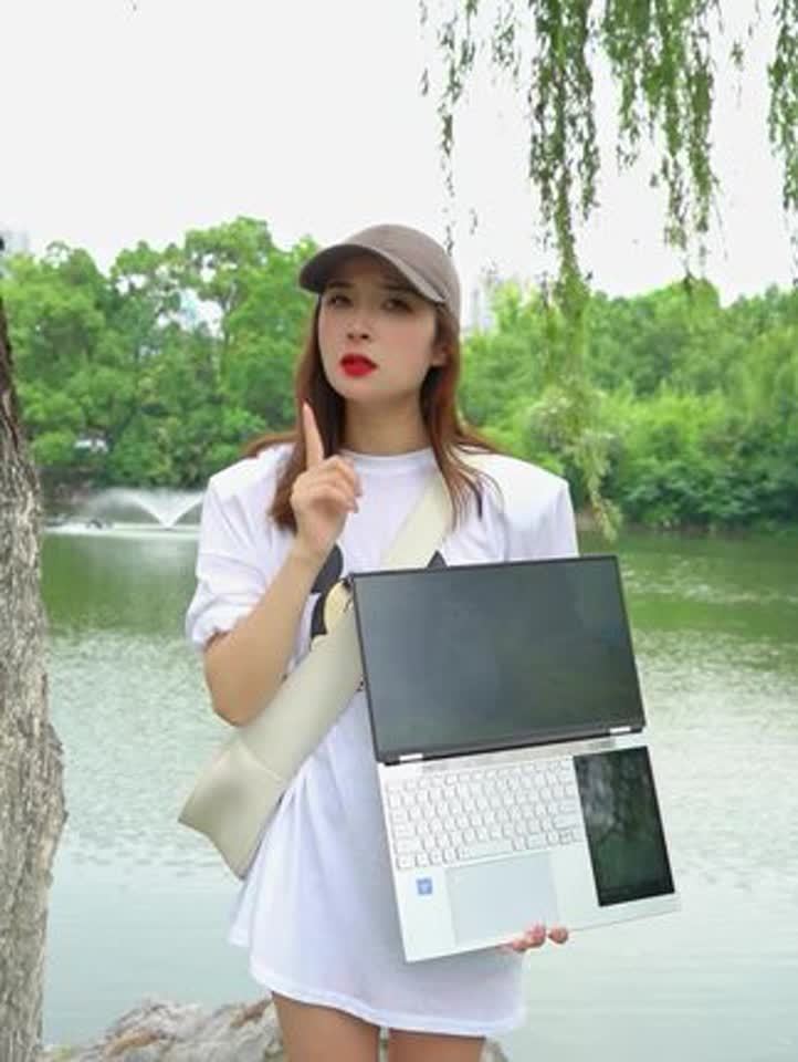 老板娘太贵了!来看看双屏笔记本的格局数码科技