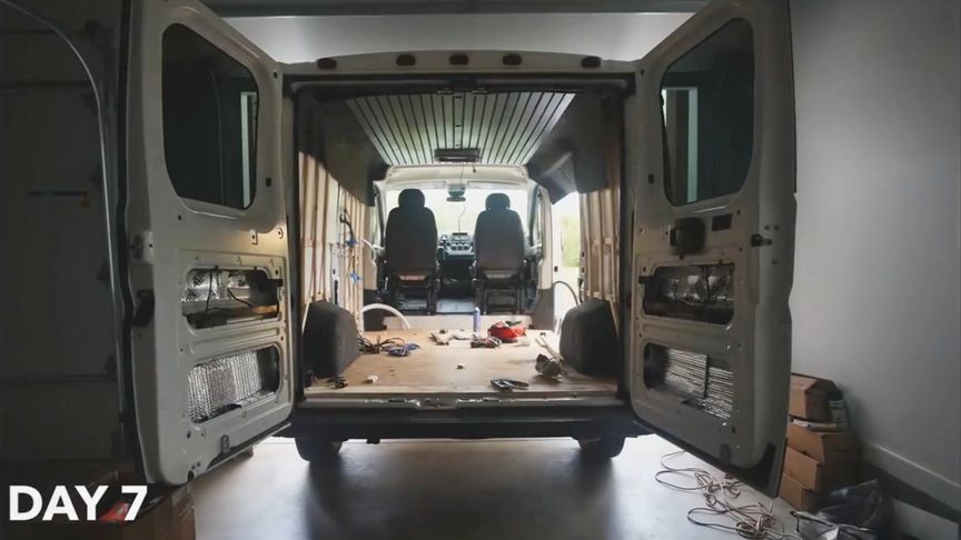 房车DIY--国外小夫妻25天打造一台完美B型自行式房车