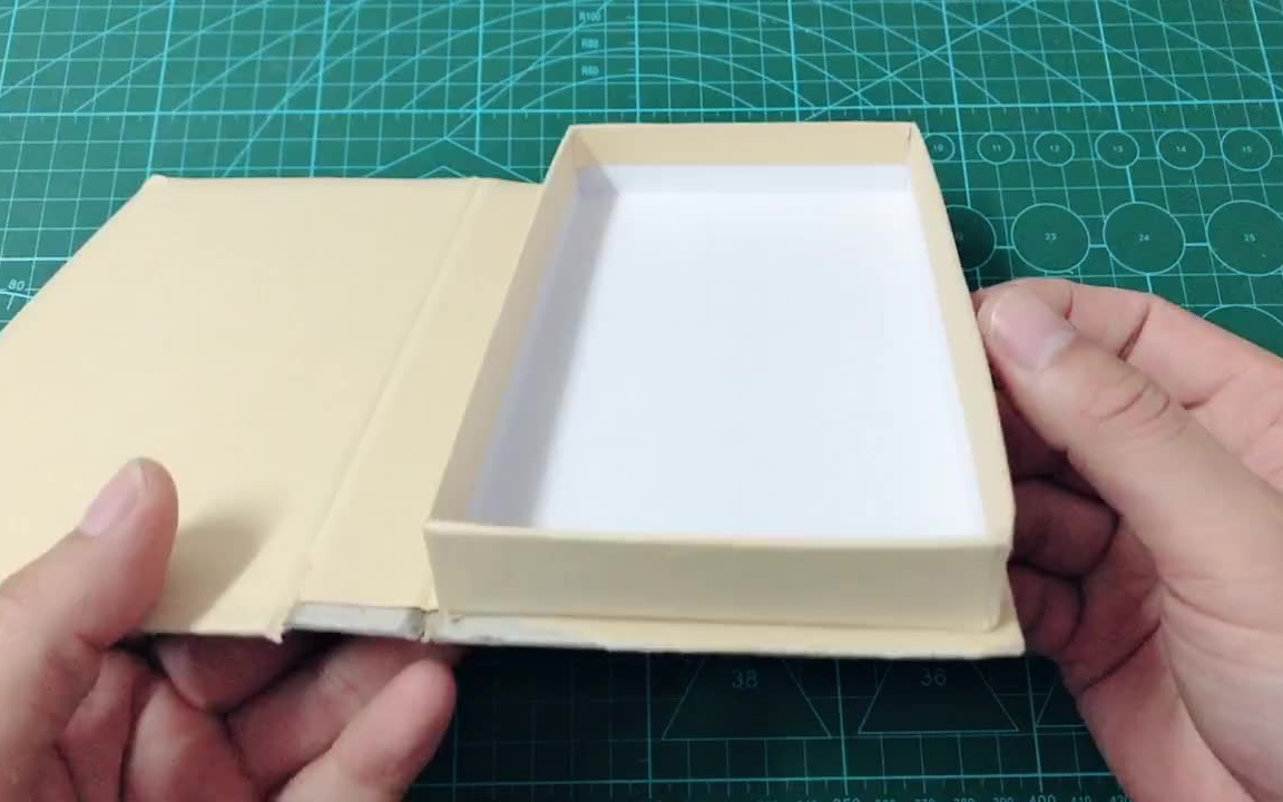 【变废为宝】废旧纸盒不要扔,简单几步做个平面抓娃娃机,小朋友很...