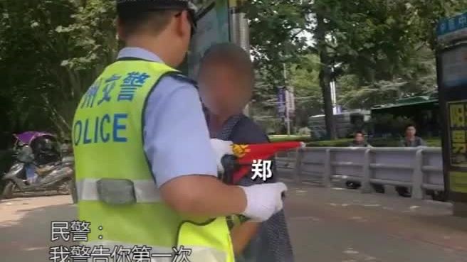 交警规范的按照流程执法～男子闯红灯被交警拦下要求接受教育