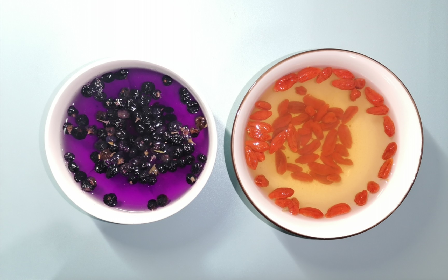 黑枸杞与红枸杞,功效相似、各有所长、按需食用。