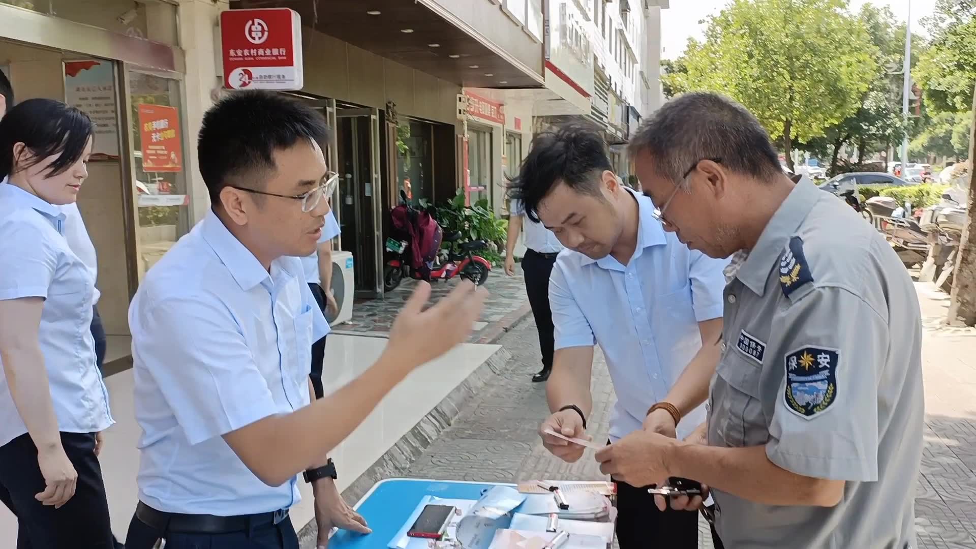 金融知识普及月,金融知识进万家,东安农商银行开展金融知识集中宣传...