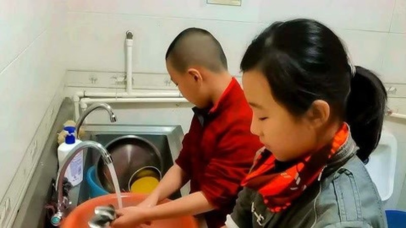 霏霏多多洗碗。洒扫是教育必须科目。志于道游于艺教育重点是态度
