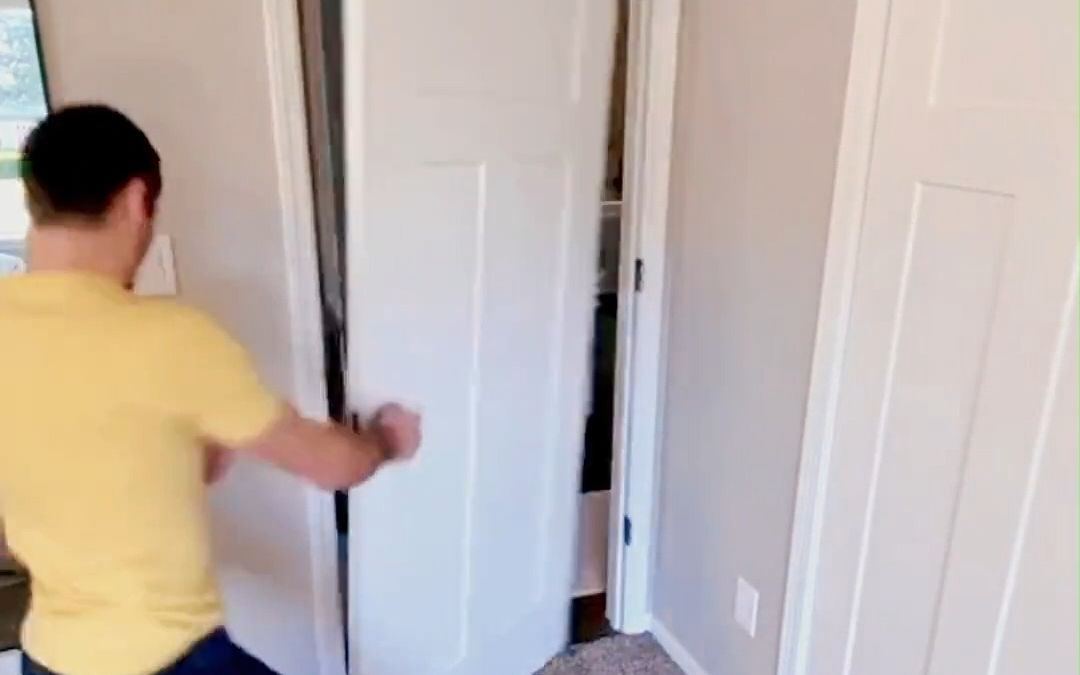 正常人开门vs 动画片中的人开门.