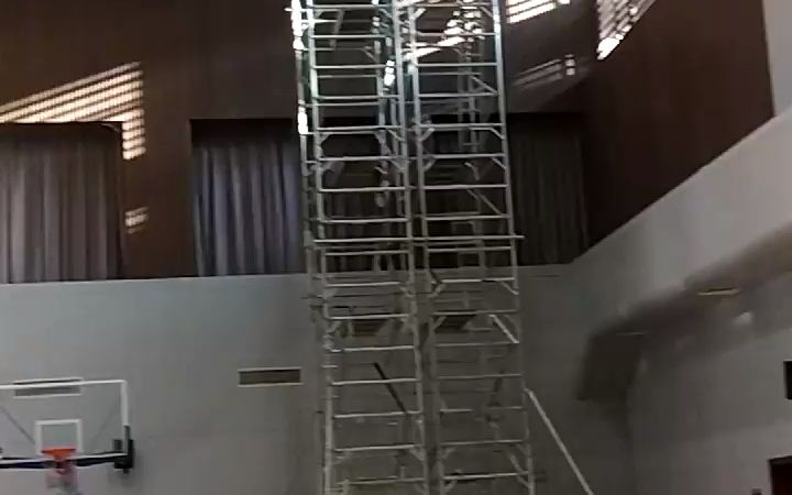 室内13米高铝合金脚手架双人同时顶层高空安全作业