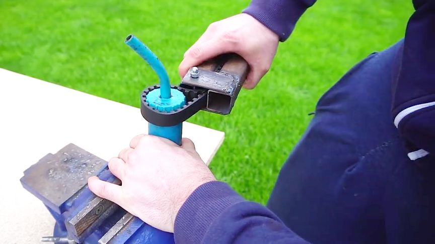 小伙 用带齿轮的皮带夹在两根钢材中间,有什么用了?我真不知道