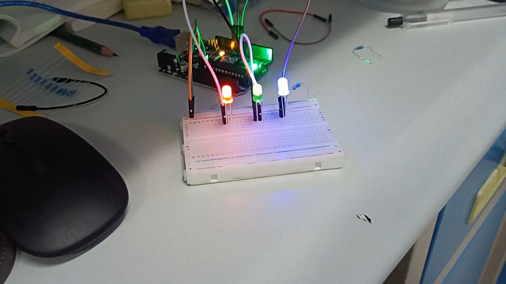 导论作业1,实现流水灯(arduino)