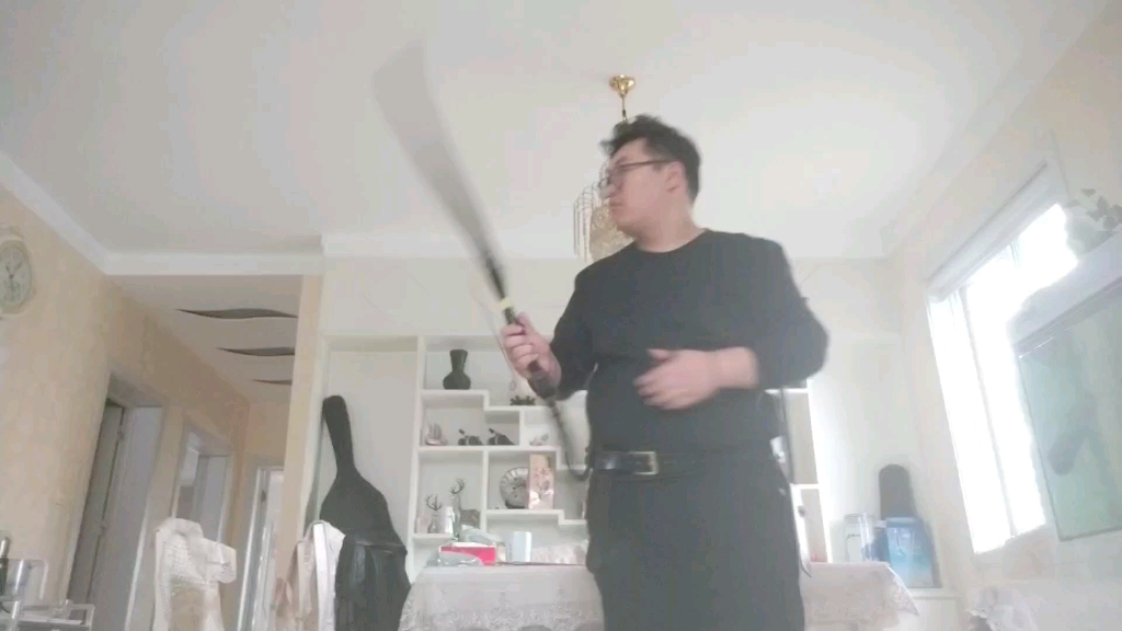传统弓,初学近距离瞄准练习。