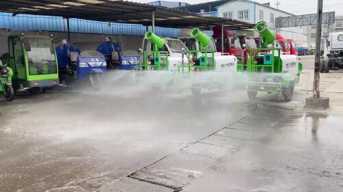 城市降尘新神器!这款小型洒水车让工地秒变清新