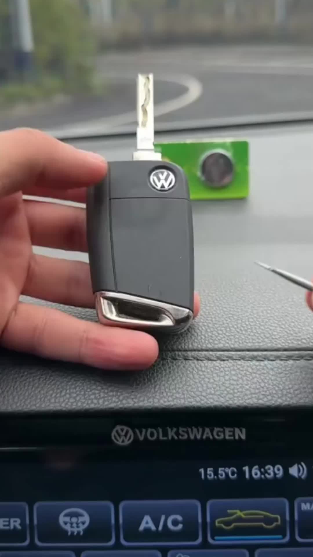 各位车主朋友们 不要等到车钥匙没电 才想起来换汽车钥匙电池 #汽车...