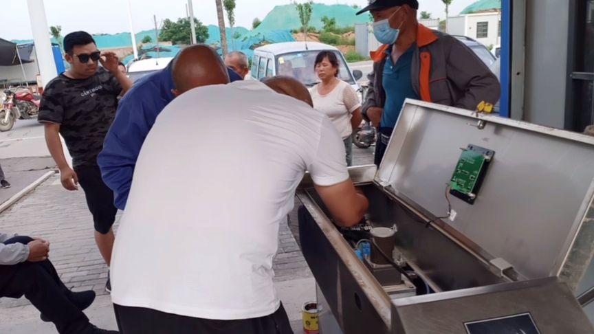 工地门禁机器坏了,五六个人半天修理不好,来个年轻小伙轻松搞定