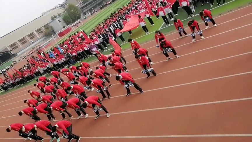 运动会上,18级的学生们的入场式表演!太棒了!