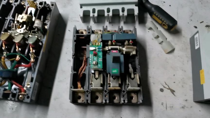 断路器肚子里都有什么东西,起什么作用?