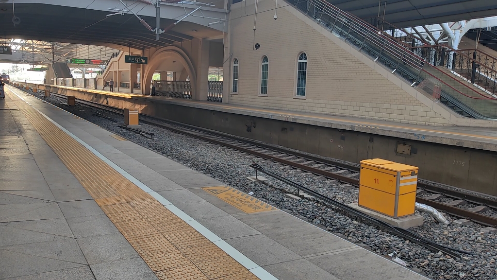 Z62次(长春—北京西)列车驶入北京站7站台并停车