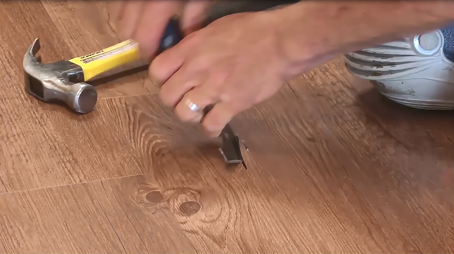 房间木地板坏了想换掉,教你这样拆卸和更换.