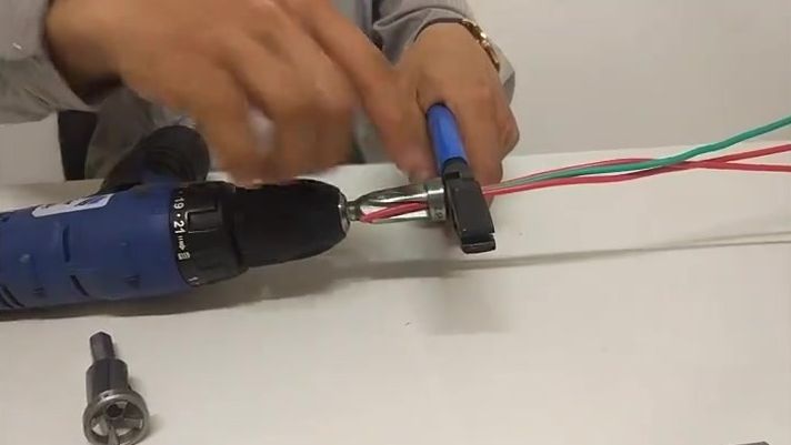 电工电线自动剥皮并线器使用规范操作视频