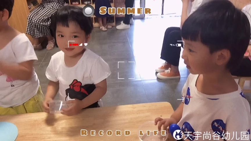 老师用心的准备教具,生动有趣的教学活动让孩子们积极与老师互动