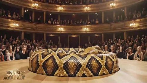 当交响乐奏响《彼得与狼》时 一只真狼突然闯入舞台!