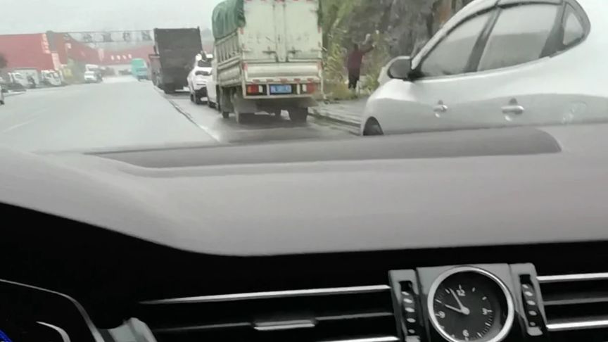 大众迈腾自动泊车,小姐姐一次停入车位