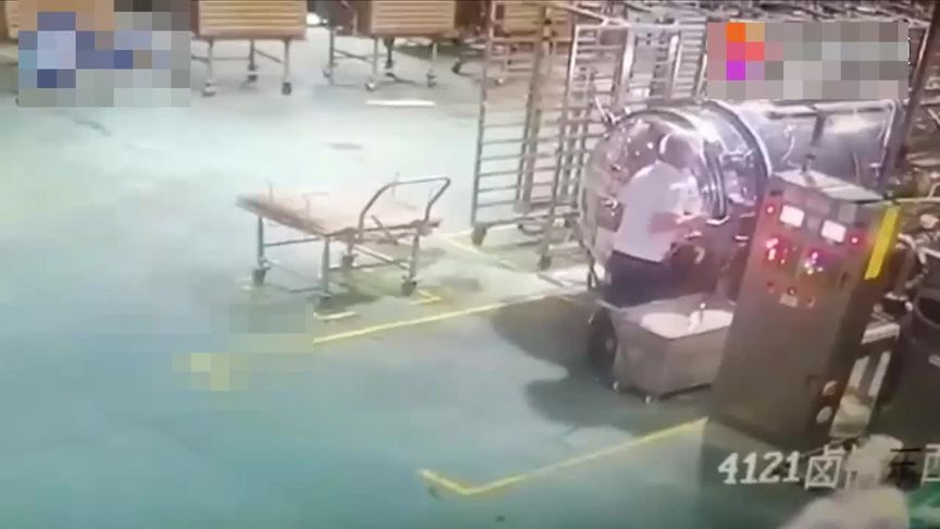 安全生产事故案例:某食品厂内一工人正在操作卤罐时突然爆开