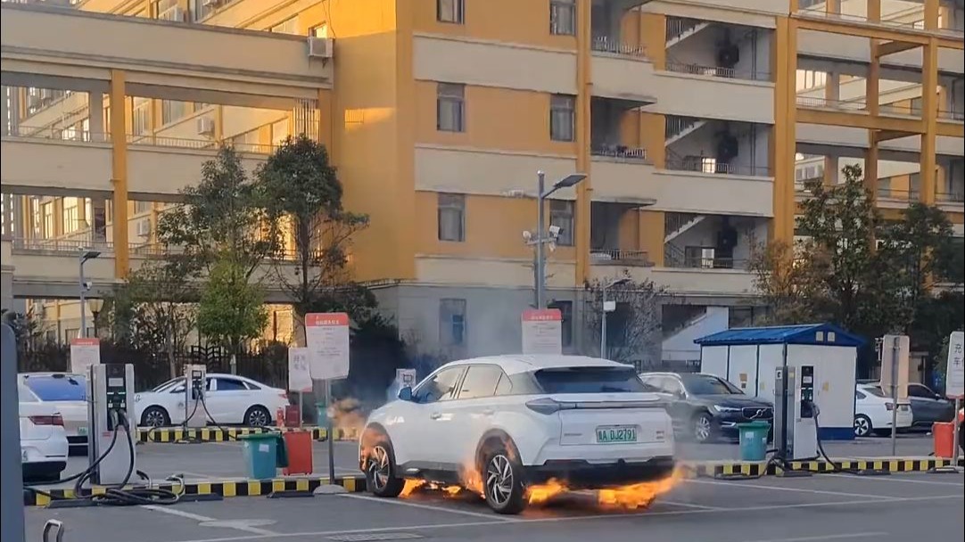 吓人!哪吒U停车场充电起火:底盘电池往外疯狂喷火~~