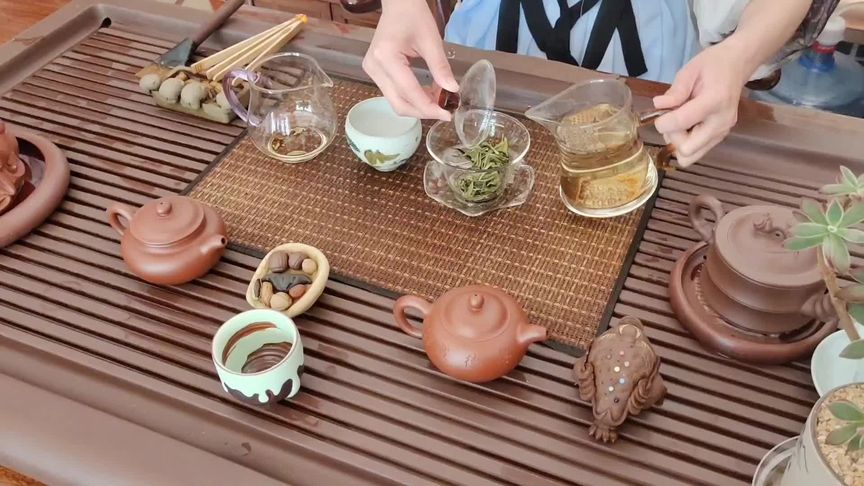 陈皮和白茶泡水喝具有提神解困,清热利尿,理气健脾的作用