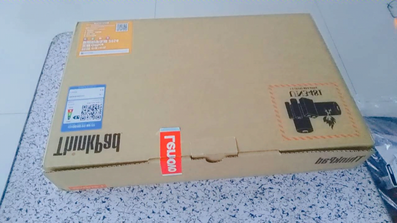 联想Thinkpad E580官方标配顶配版简单开箱!配置I7 8550U 8G内存 ...