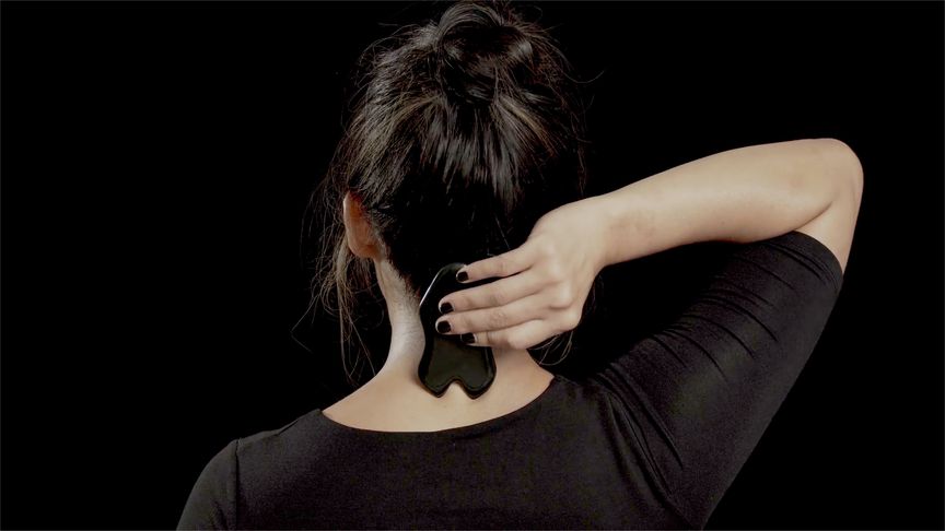 刮痧好处多多,看看你适合刮痧吗