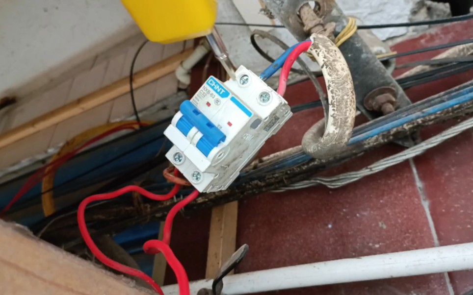 电表接线错误,导致线路短路,啪的一声瑟瑟发抖,喊我们去看下。