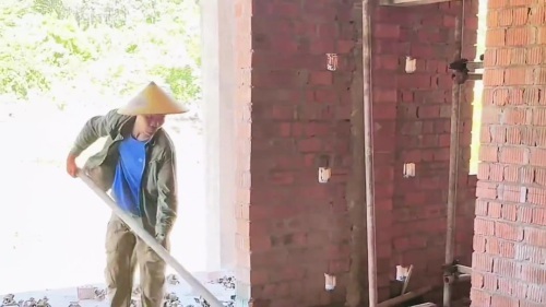 现在开始全面拆除二楼模板脚手架,目前二楼客厅已经拆完