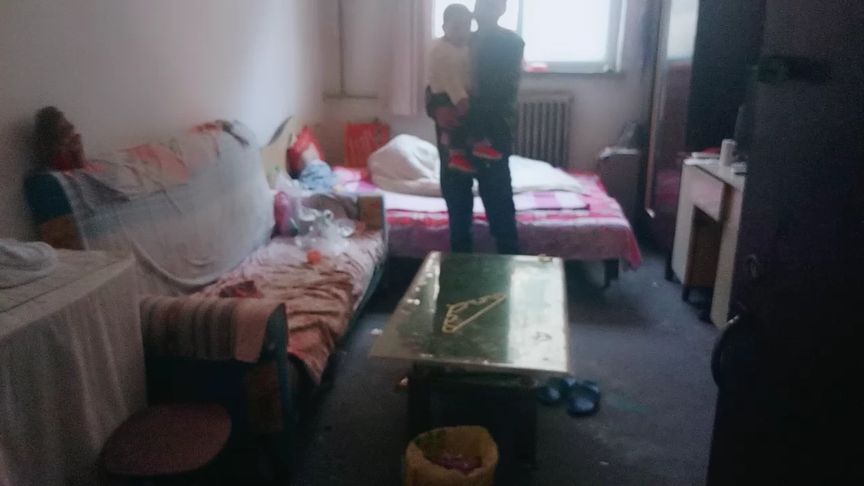 太原官地实拍小屋里没信号没无线电视不能看,如何生活了这么多年