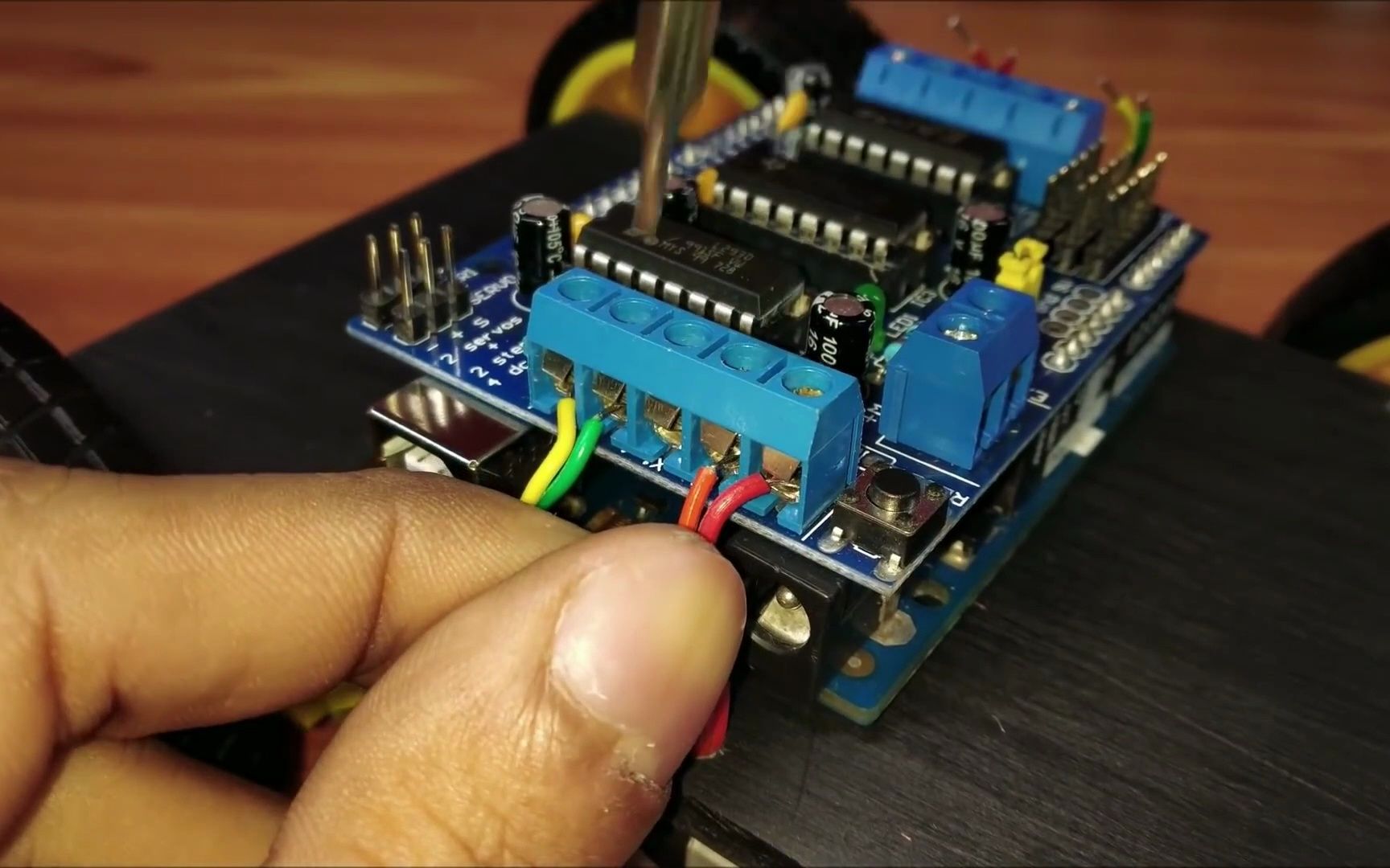 如何在家自制一个 Arduino 避障车