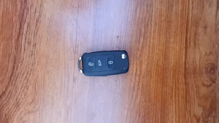 给大家分享下如更换汽车遥控器电池ߔ�,大众钥匙电池更换