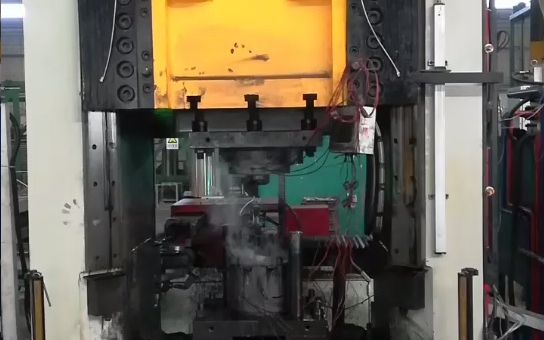 框架液压机_400吨框架式液压机加工生产工作视频18306370978