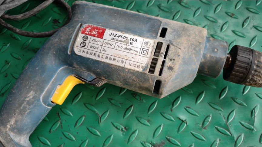 手电钻夹头太紧拆不掉怎么办?今天教你一招没有拆不掉的