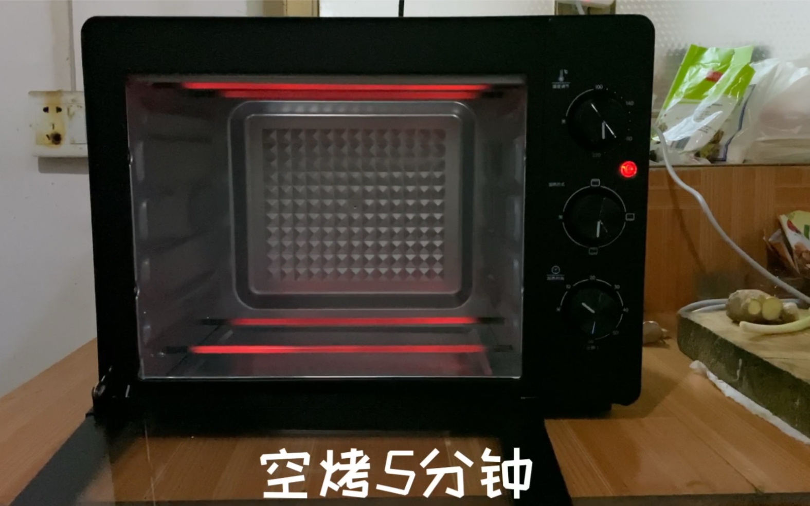 初次使用烤箱,你知道怎么用吗?小伙买了烤箱,用30秒,教你如何去除...