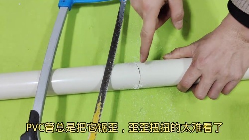 电工切PVC管总是锯歪怎么办?教你个好方法,轻松切出标准的圆形