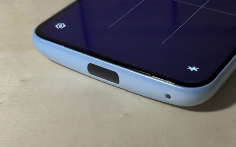 一个镜头模组收回去时像投影仪的手机