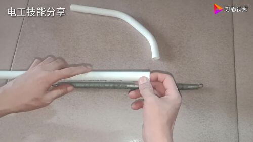 老电工教你握PVC线管弯,学到就是赚到,首先要选择好握簧