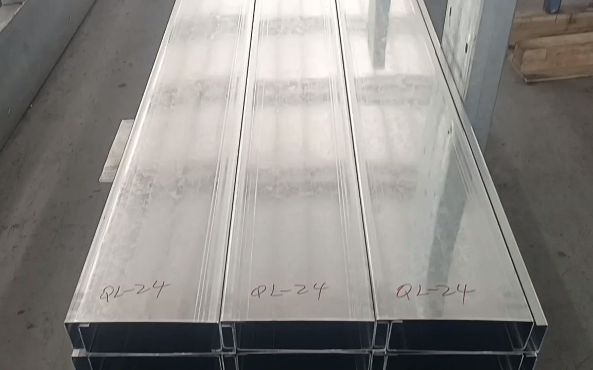 新之杰-徐州天宝项目C型钢檩条正在生产中