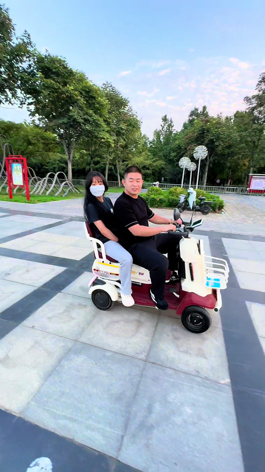 新款老年代步四轮车 飞鸽新款老年代步四轮电动车,一家三口骑行,三档...