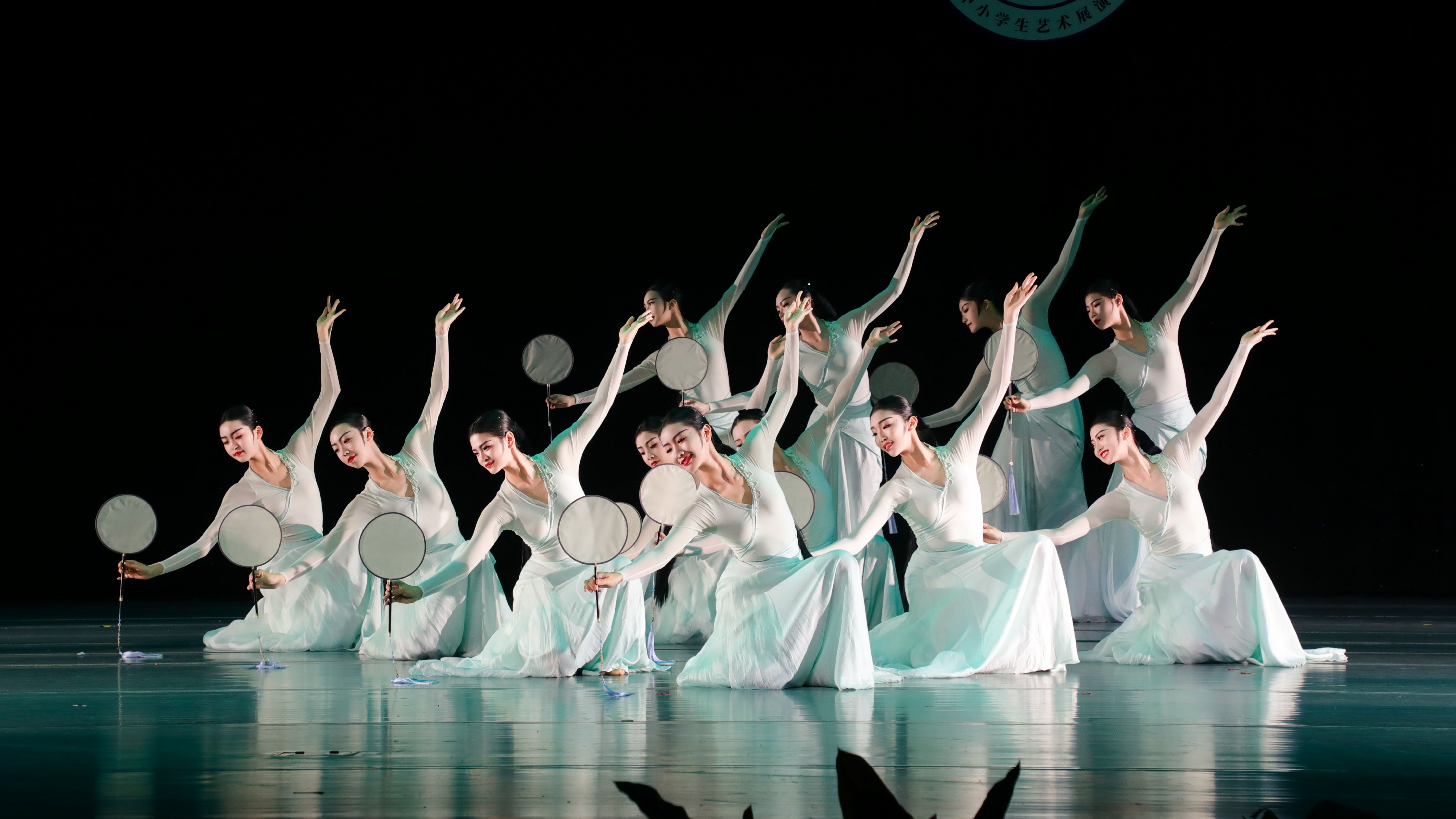 美玉藏顽石,千琢始成器——济源一中时空舞蹈团《听玉》