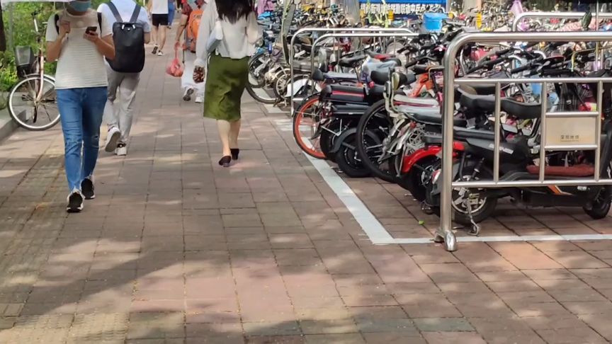 今天广西粽子哥要去银行修改预留手机号码,半路遇到美女了