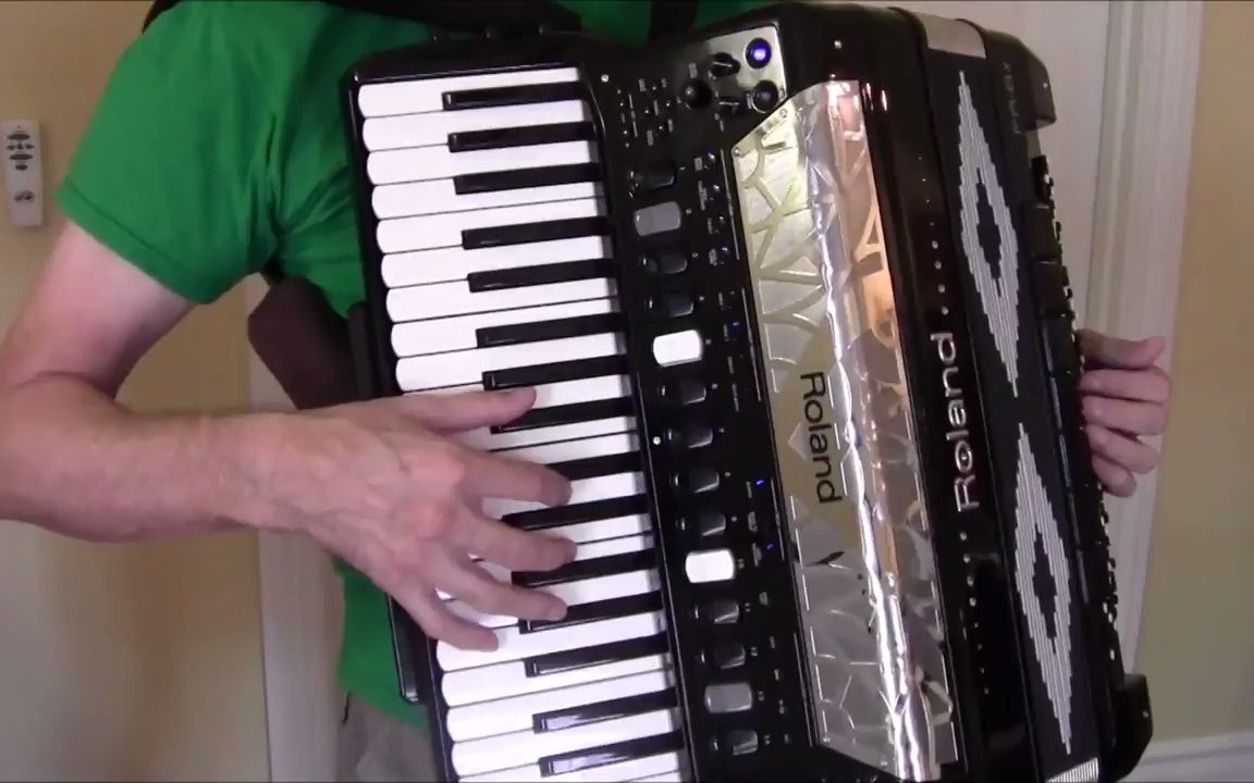 Roland 罗兰电子手风琴的特别之处以及如何使用管弦乐效果 Part 2 of ...
