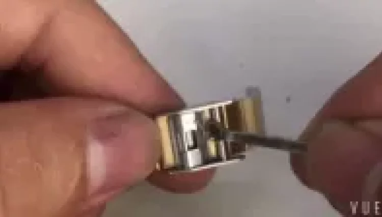 卡西欧小金表-LA670表带拆卸方法