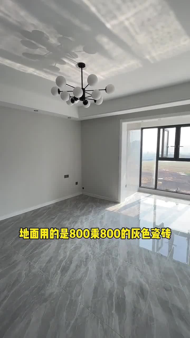 这家客厅很简单,整体颜色偏灰色,风格是现代简约,家具进场后效果应该...