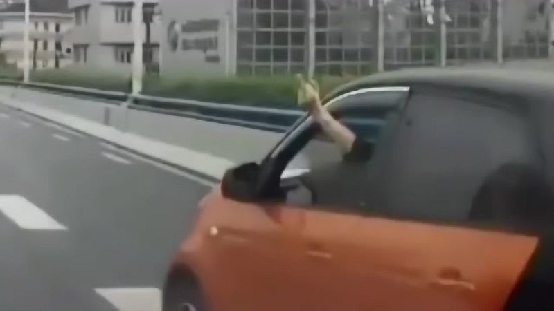 行车记录仪:开车鄙视我,上一秒嘚瑟,下一秒翻车