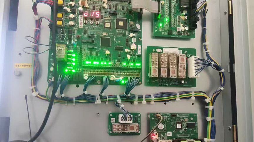 #电梯人 日立电梯机房操作呼梯,手持服务器使用方法。#电梯维修