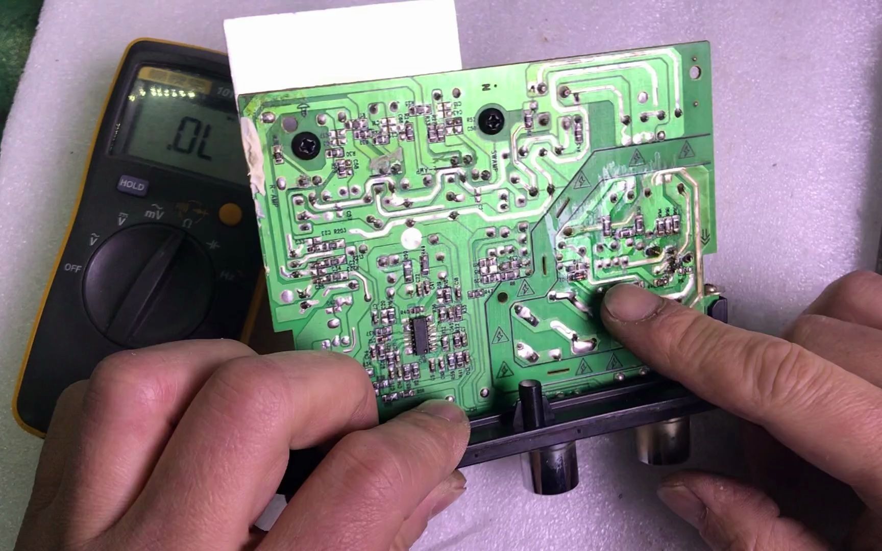 电脑低音炮,电源管理芯片找不到,只能代换,看下修复过程